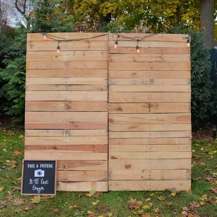 25 Wood Pallet Backdrop Ideas To Get Rustic Appeal - Solar Living Savvy