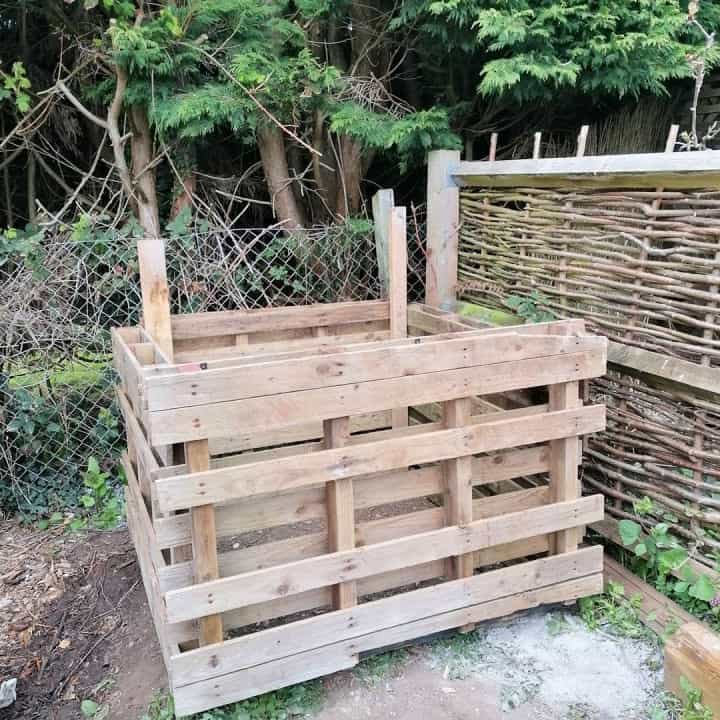 29 Diy Pallet Compost Bin Ideas To Build Your Own - Solar Living Savvy