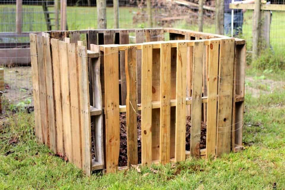29 Diy Pallet Compost Bin Ideas To Build Your Own - Solar Living Savvy